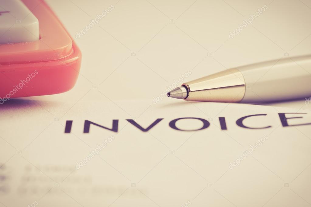 Cabeza de letra de factura con pluma y calculadora: fotografía de stock ...