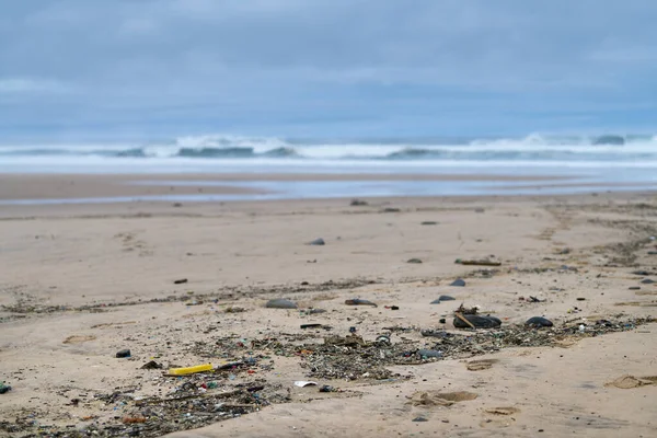 Lavado de basura de plástico y micro plástico en una playa durante la ...