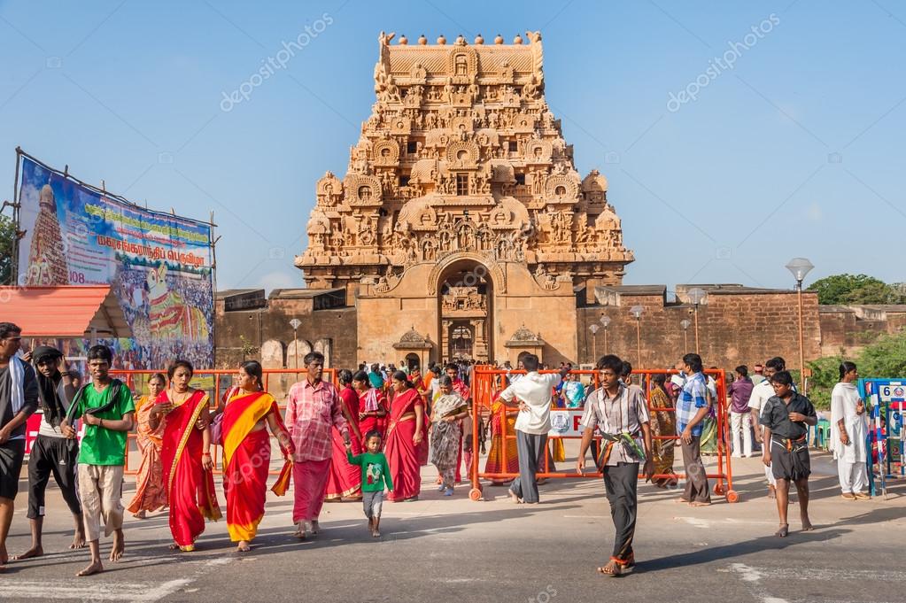 Hindu pilgrims visiting Brihadisvara Temple – Stock Editorial Photo ...