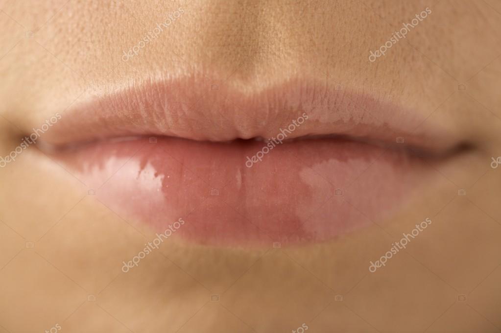 Boca femenina con brillo de labios claro — Foto de stock #94042686 ...