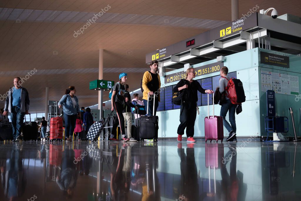 Barcelona, España - 18 de noviembre de 2019: Sala de check-in del ...