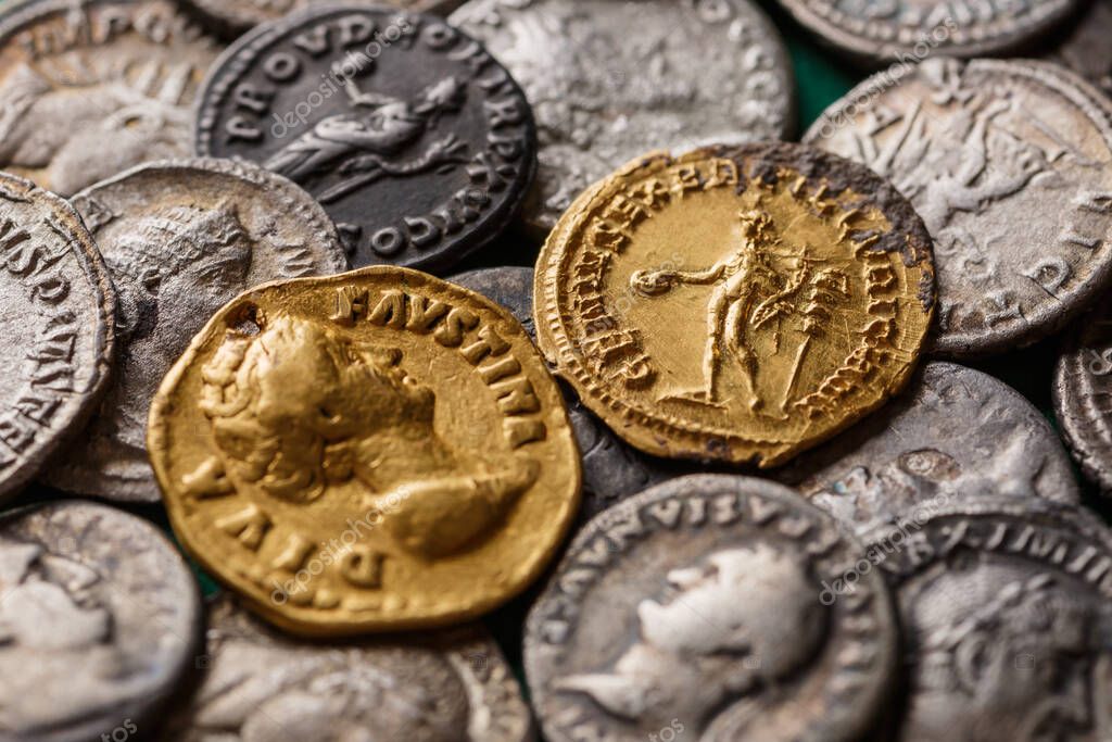 Un tesoro de monedas de oro y plata romanas.Trajan Decius. AD 249-251 ...