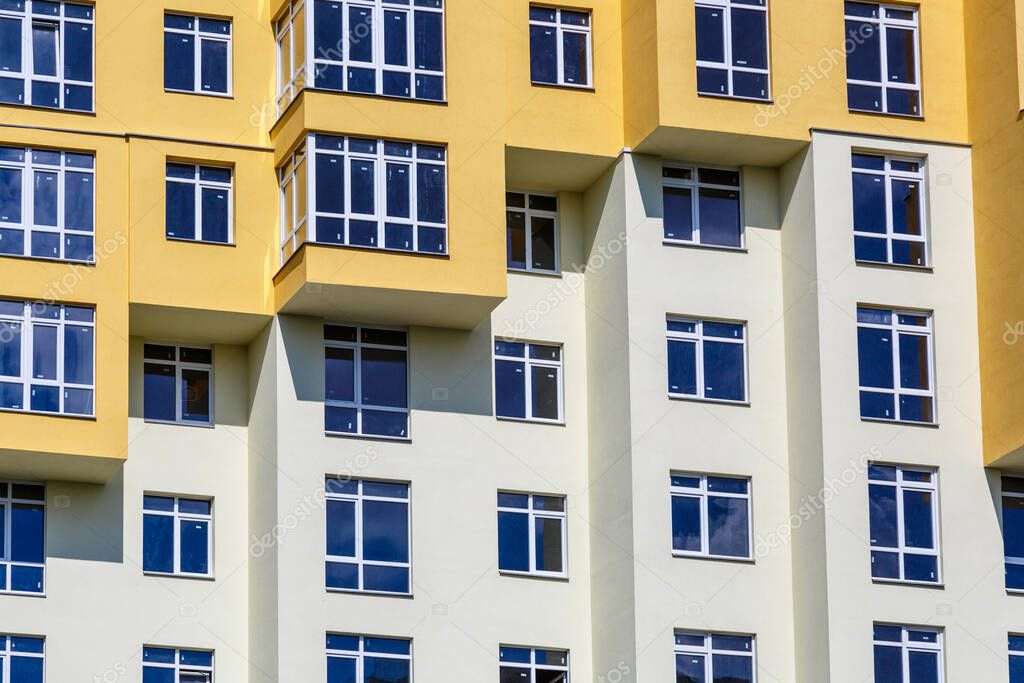 Ventanas de PVC en fachada de rascacielos. Ventanas de plástico de ...