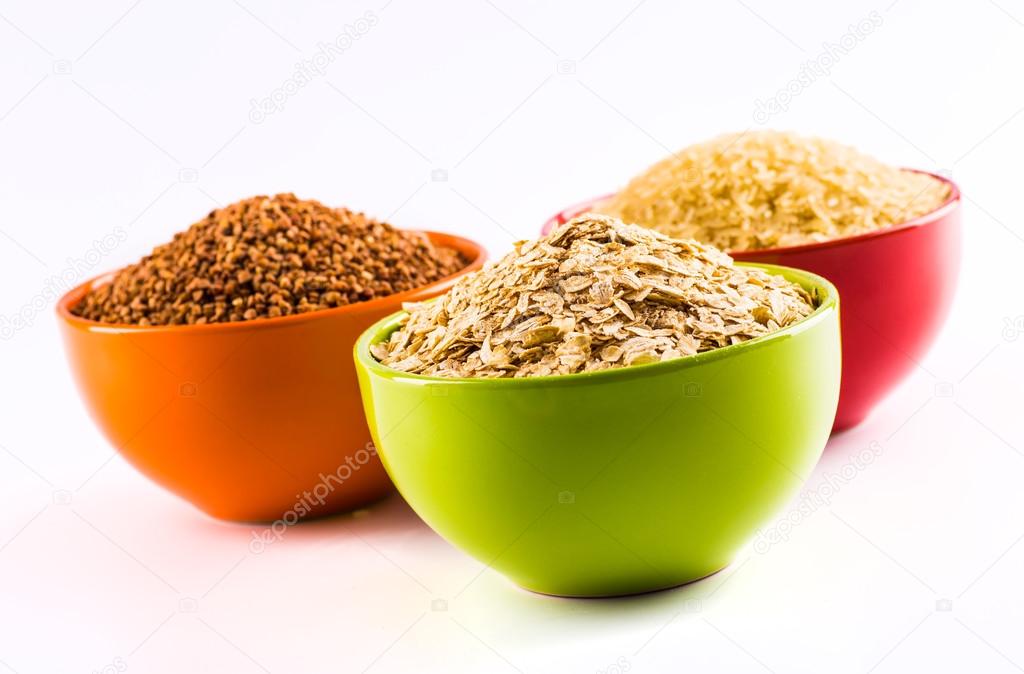 Una amplia gama de cereales y granos de alimentos en placas de color en ...