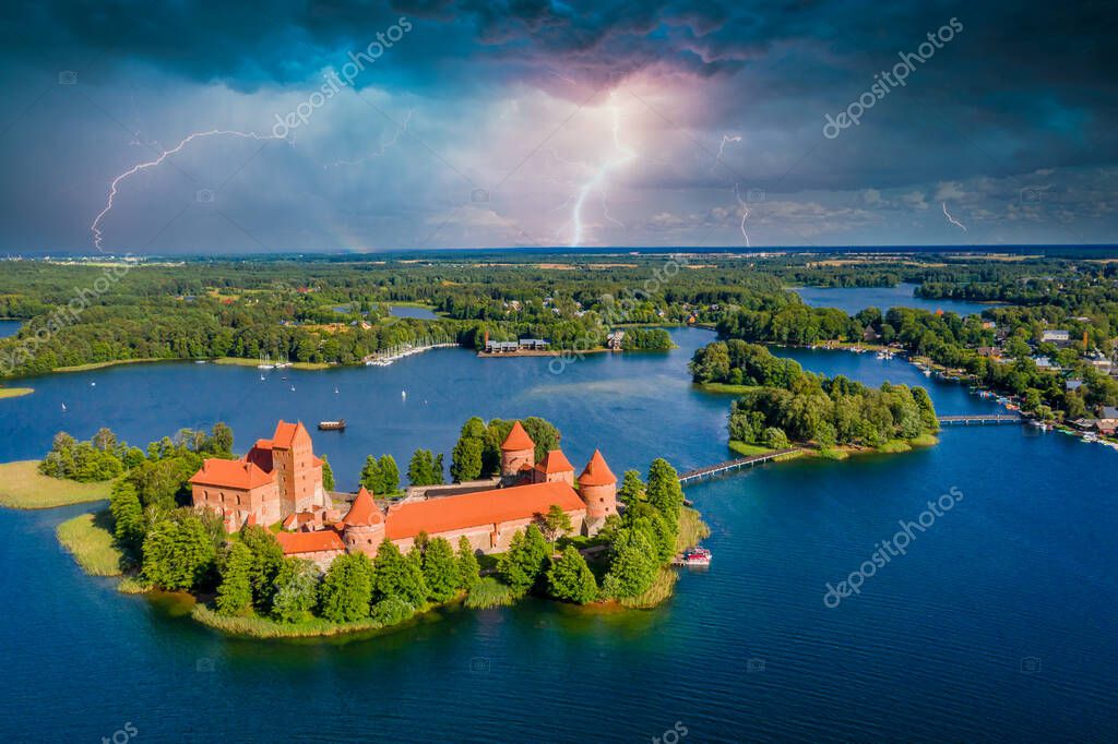 Vista aérea de Trakai, sobre el castillo medieval de la isla gótica en ...