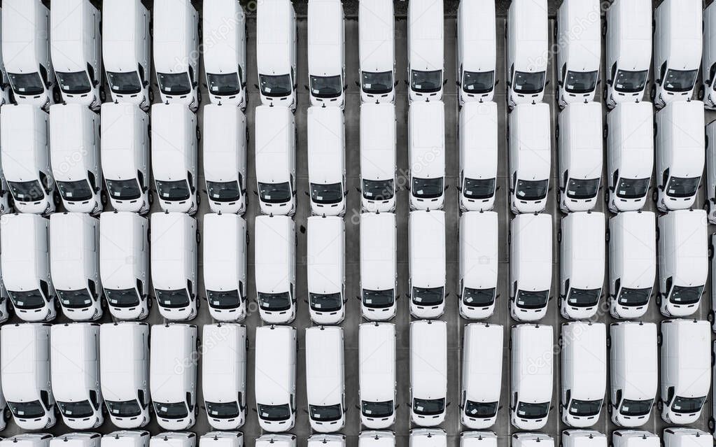 Una vista aérea de filas de nuevas furgonetas blancas recién sacadas de ...