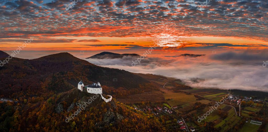 Fuzer, Hungría - Vista panorámica aérea del hermoso Castillo de Fuzer ...