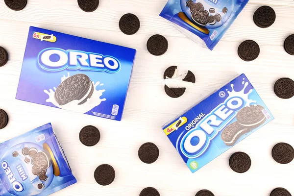 KHARKOV, UCRANIA - 24 DE NOVIEMBRE DE 2020: Galletas sándwich Oreo y ...