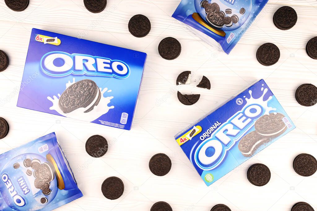 KHARKOV, UCRANIA - 24 DE NOVIEMBRE DE 2020: Galletas sándwich Oreo y ...