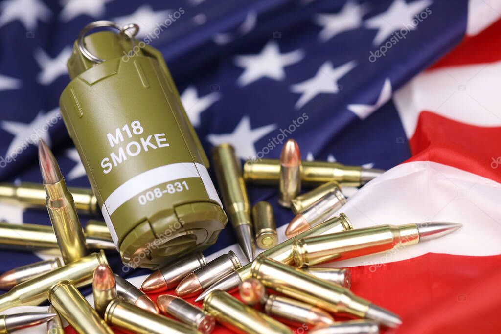 M18 granada de humo y muchas balas amarillas y cartuchos en la bandera ...