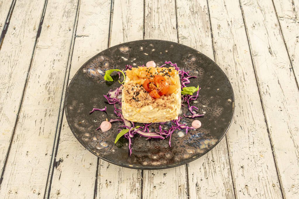 Ensalada rusa con huevo cocido, puntos de mayonesa, atún enlatado ...