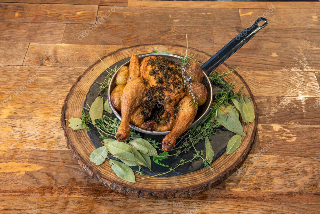 Pollo asado de estilo rústico con mucho romero y una guarnición de ...