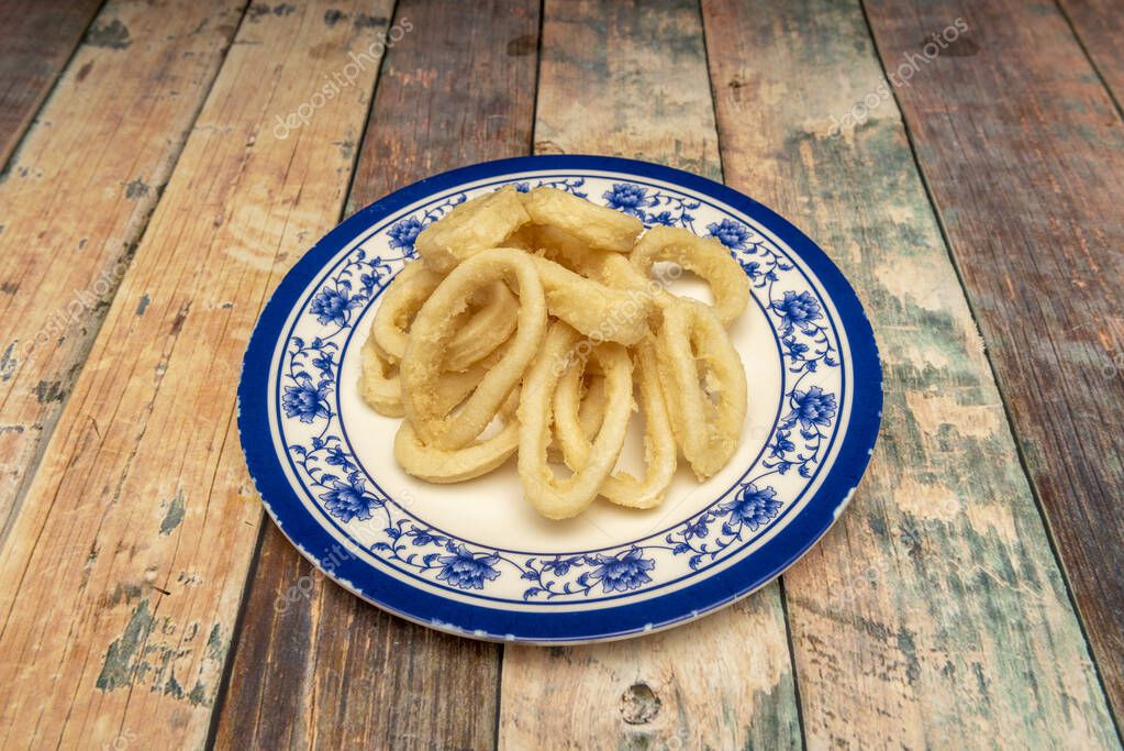 Tapa española de calamar a la romana batida con huevo y harina, frita y ...