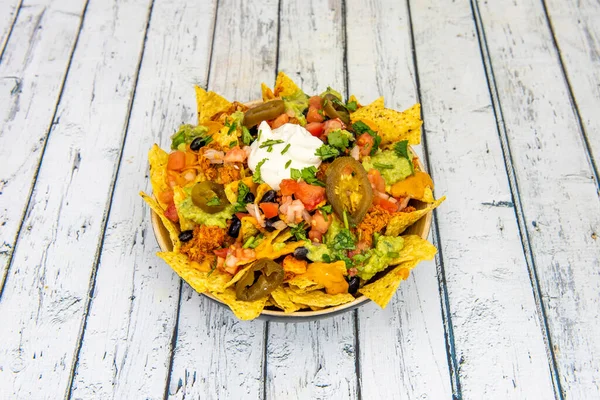 Nachos de maíz amarillo mexicano con tinga de pollo, jalapeos en ...