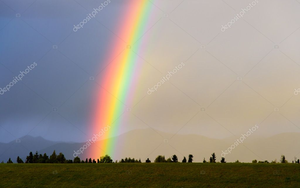 Arco iris contra las montañas Chugach, Anchorage, Alaska 2025