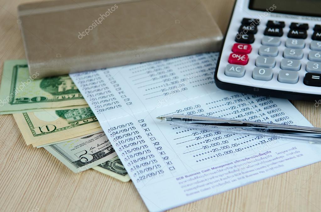 Calculadora y bol grafo en libreta de cuentas bancarias con billete de d lar 2024