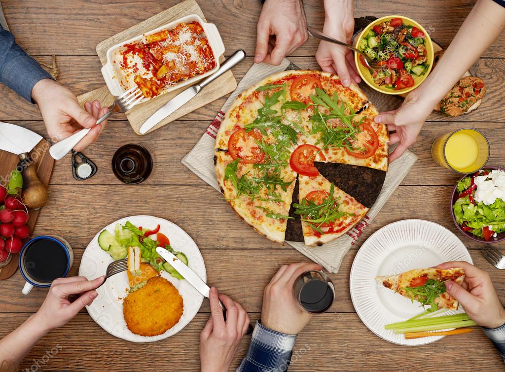 Familie Essen auf dem Tisch — Stockfoto #109860934