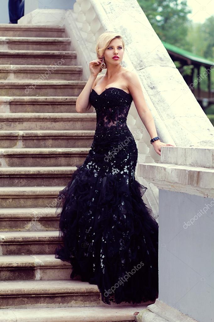 Devushka v parke — Stok Foto © k-xwp.yandex.ru #93905920