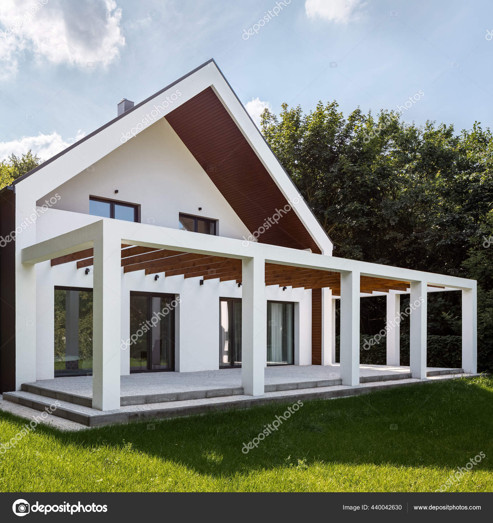 Nice House Long Veranda Green Garden Exterior View — Stock Photo ...