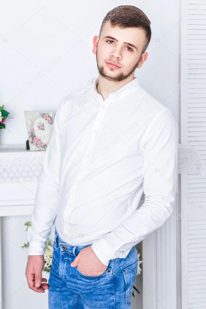 Chico guapo posando en estudio de luz — Foto de stock #112978630 ...