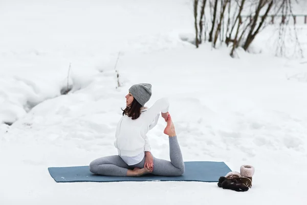 Yoga winter Stock Photos, Royalty Free Yoga winter Images | Depositphotos
