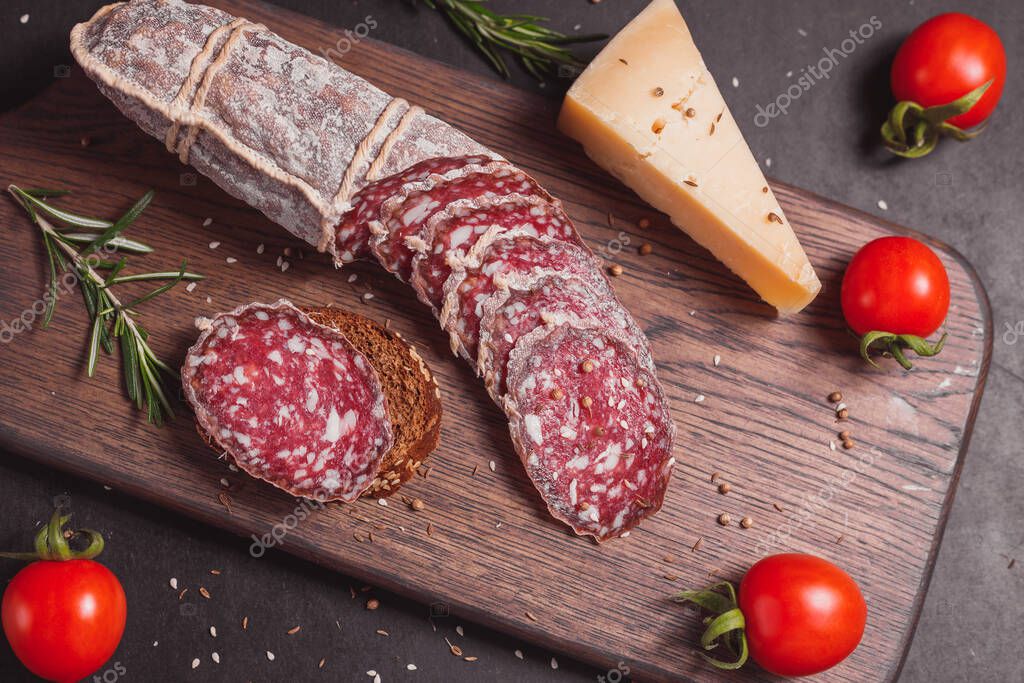 Embutido de jamón ahumado y rebanadas cortadas con romero y tomates ...