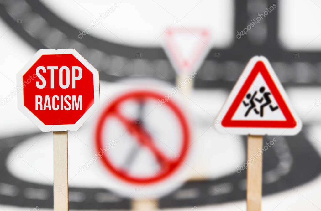 señal de stop rojo. no racismo, detener la discriminación basada en el ...