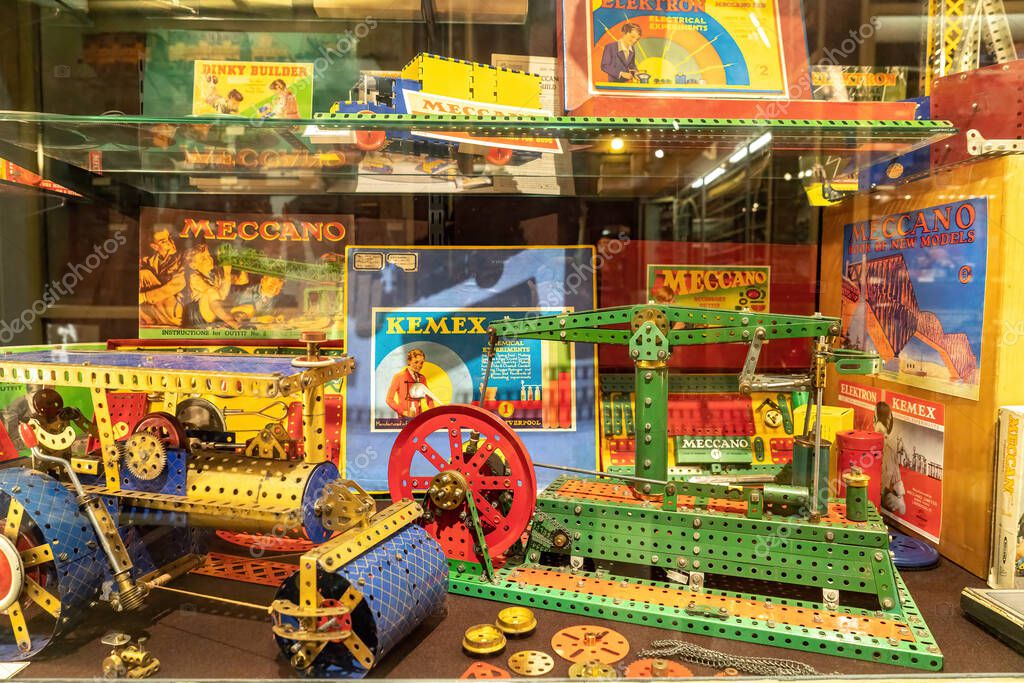 Brighton, Inglaterra - 10 de diciembre de 2019: Experimentos el ctricos antiguos de Meccano ...