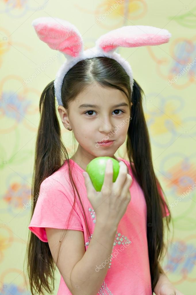 Niña Con Las Orejas De Liebre Se Come Una Gran Manzana Verde 2022