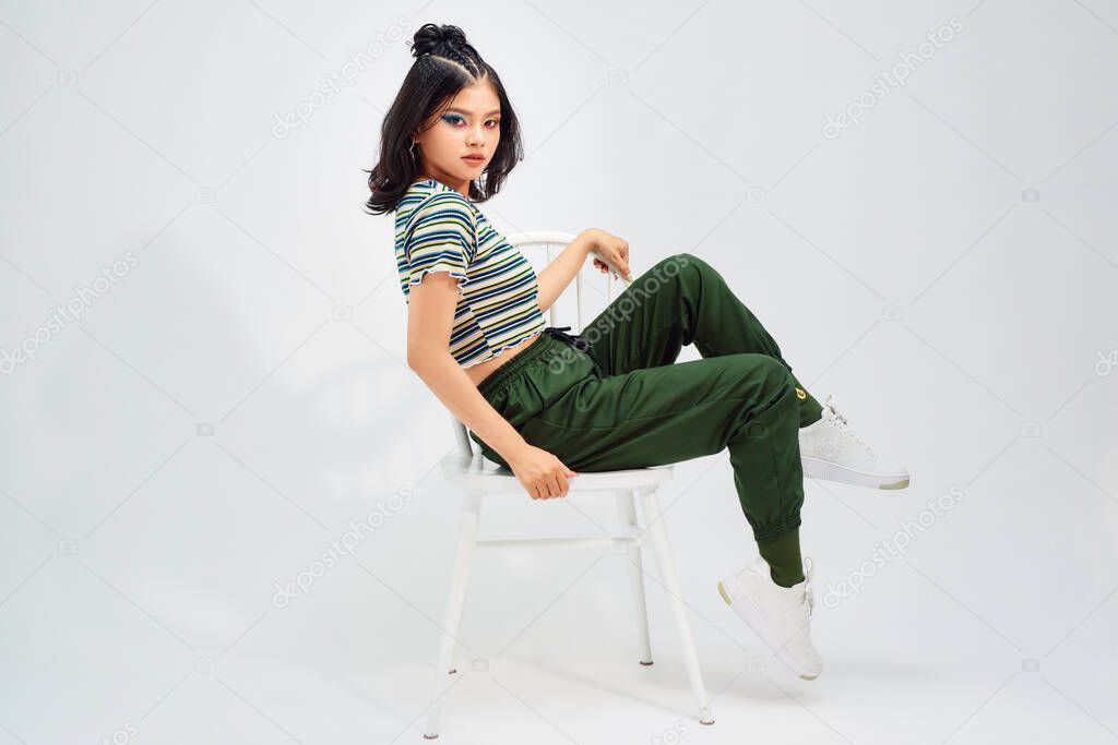 Ella es simplemente hermosa. Hermosa joven posando y mirando hacia otro lado con sonrisa ...