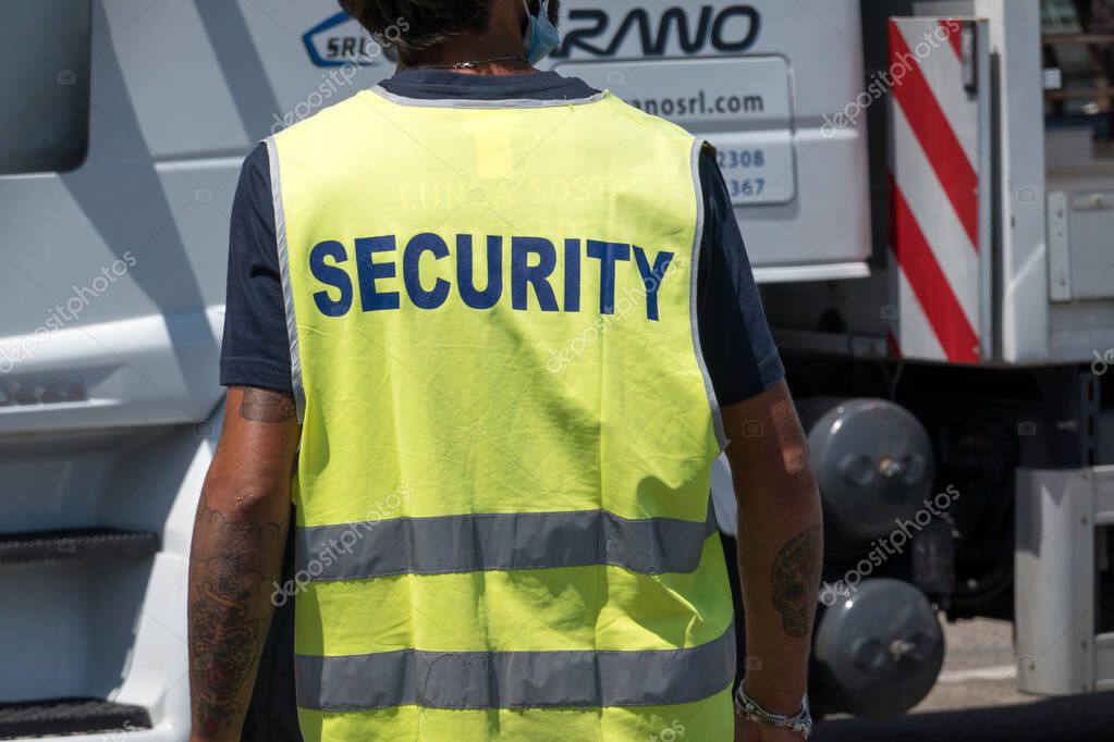 Formia, Italia - 15 de julio de 2021: Un irreconocible agente de ...