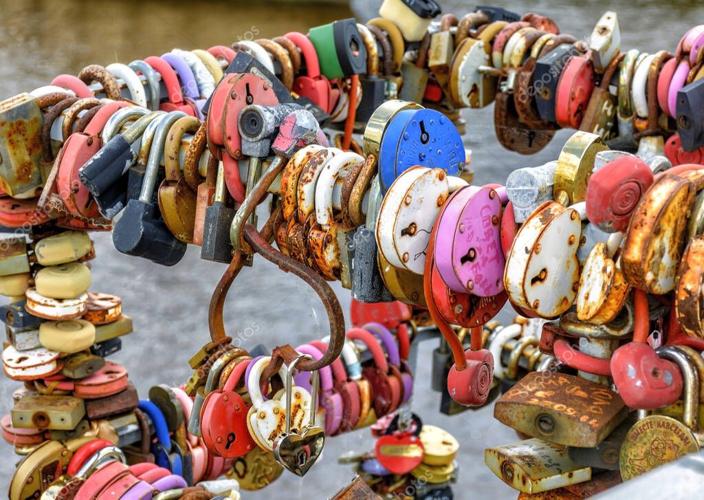 Cerraduras colgadas en la barandilla del puente según la tradición en ...