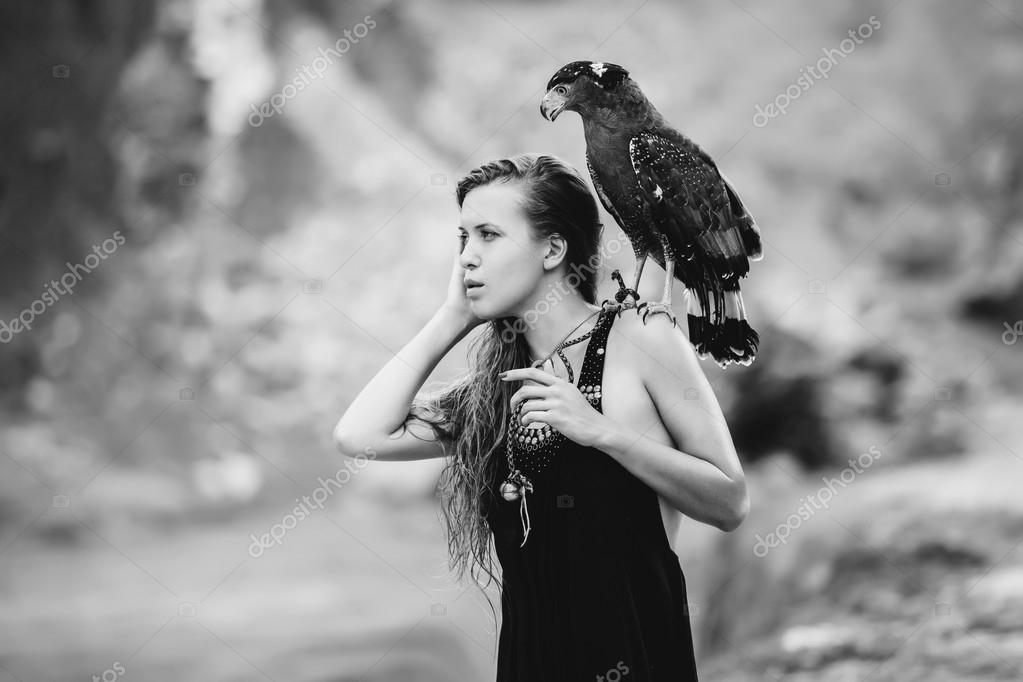 Frau mit großem Adler - Stockfotografie: lizenzfreie Fotos © sergey ...