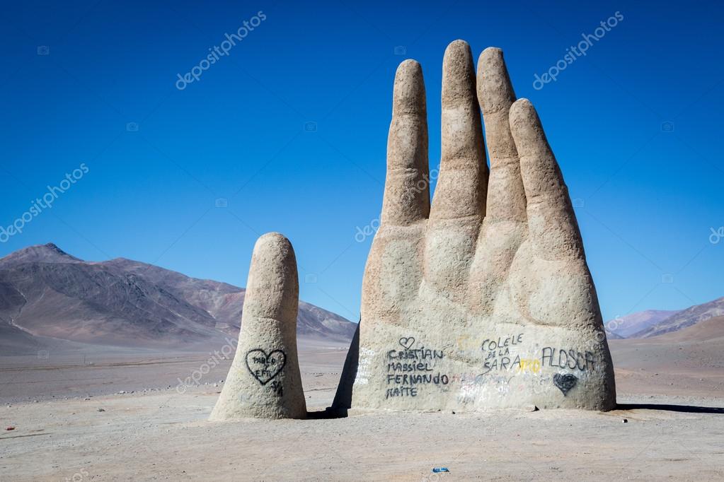Monument de Las Manos au milieu du désert au Chili — Photo éditoriale ...