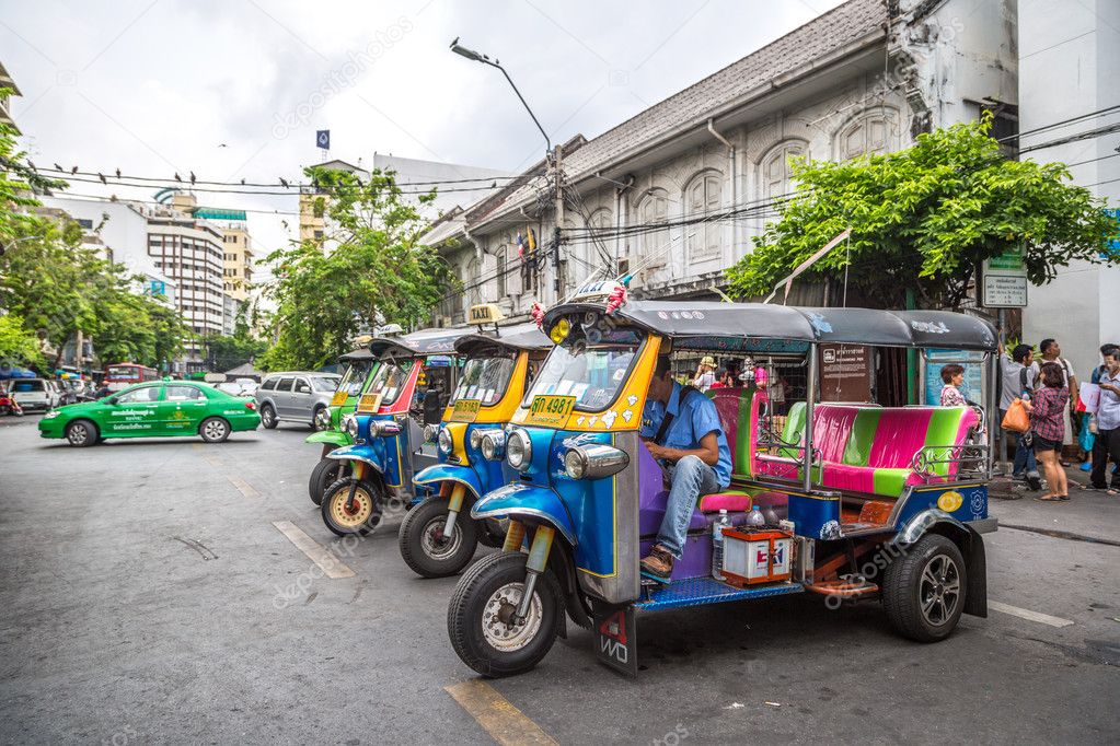 Colorido aparcamiento Tuk-Tuks en el área urbana 2024