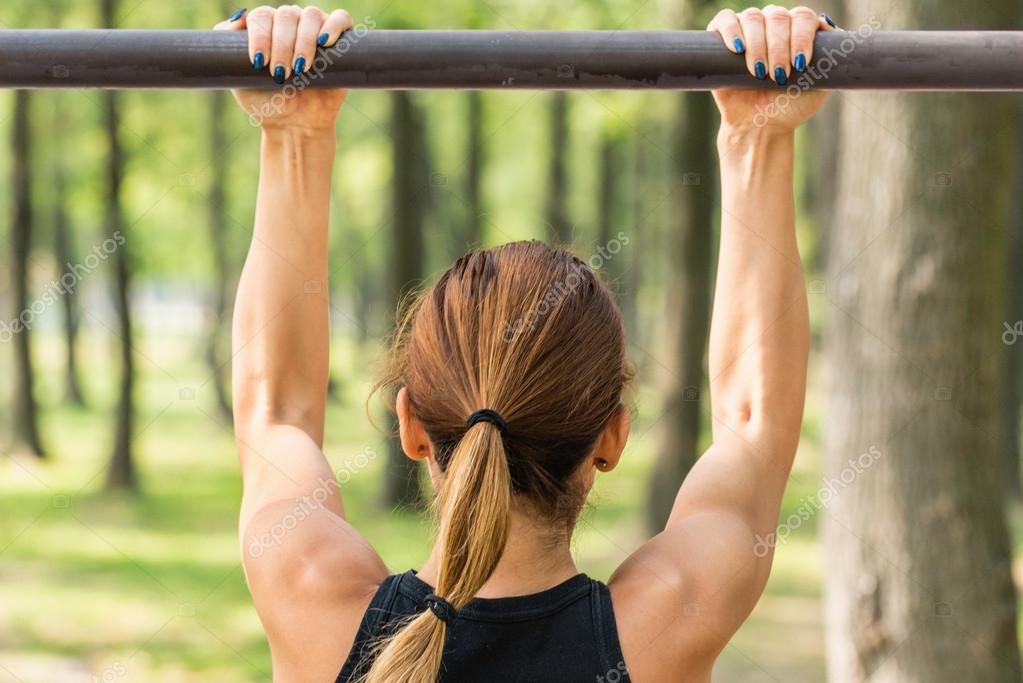 Female athlete doing chin-ups — Stock Photo © microgen #115217240