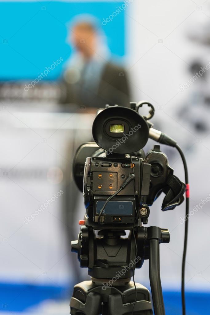 Video camera at press conference Stock Photo by ©microgen 115435814
