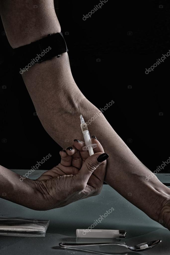 Mujer haciendo inyección de drogas: fotografía de stock © microgen ...