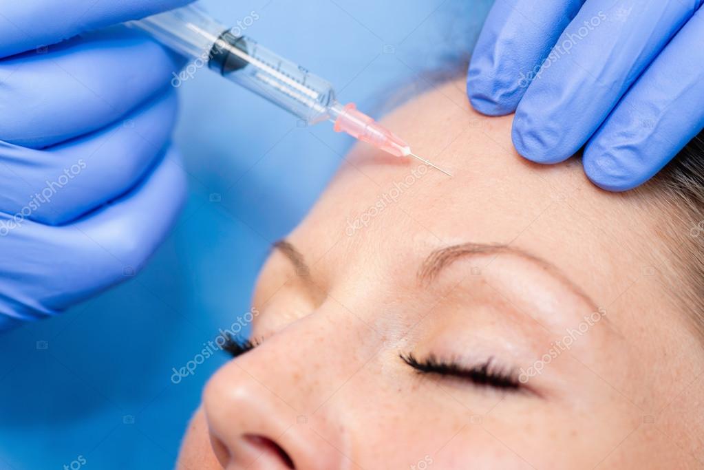 Botox inyectable en la frente de la mujer 2024