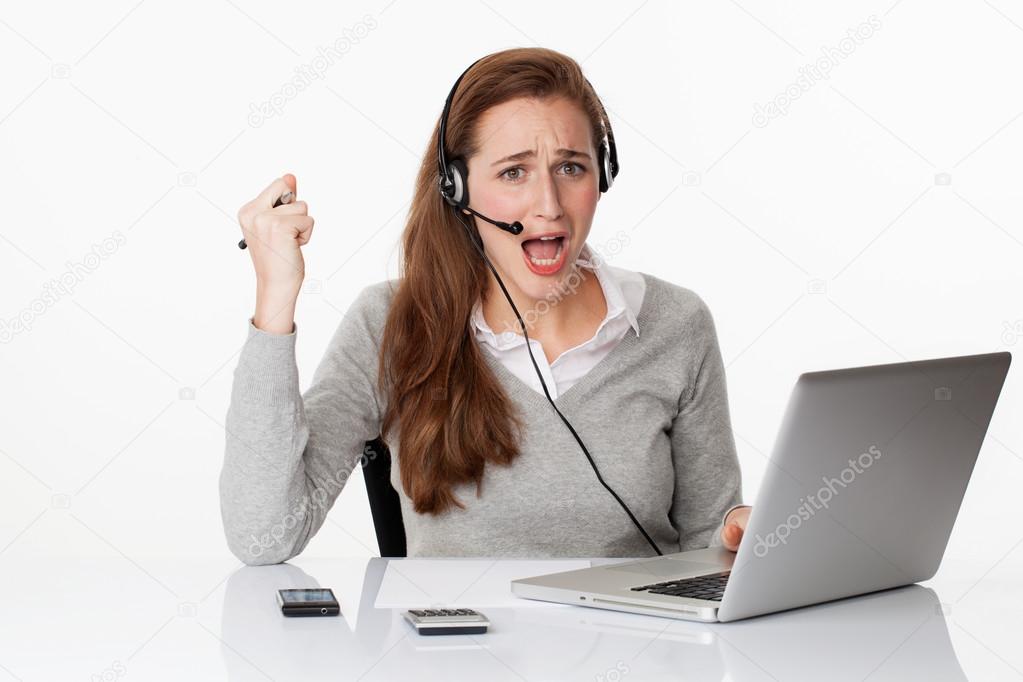 molesto 20s mujer trabajadora con auriculares y computadora, oficina blanca 2024