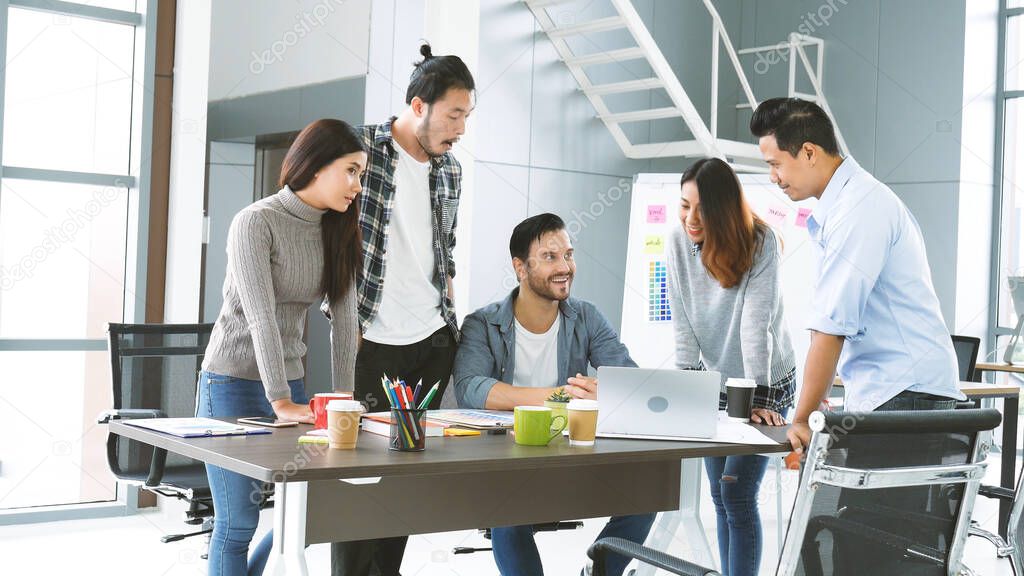 Multi Ethnics Trabajo en equipo Colaboración Reunión de equipos ...