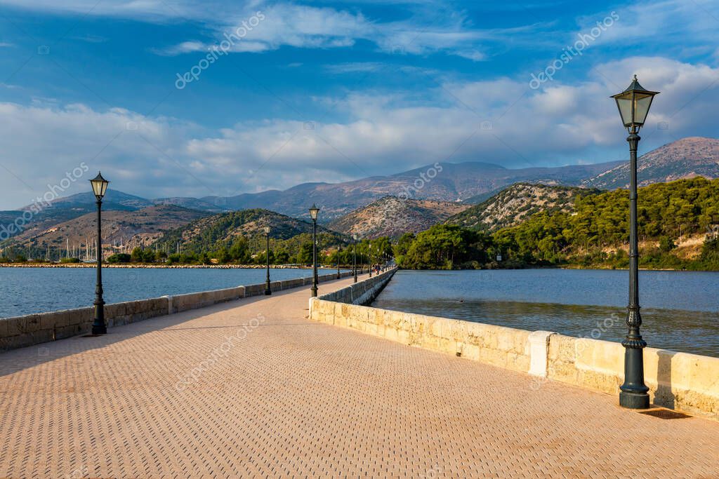 Vista del puente De Bosset en la ciudad de Argostoli en la isla de ...