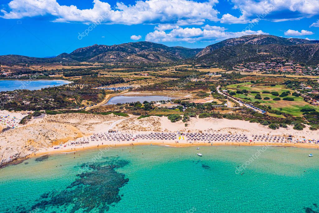 Panorama de las maravillosas playas de Chia, Cerdeña, Italia. Vista de ...