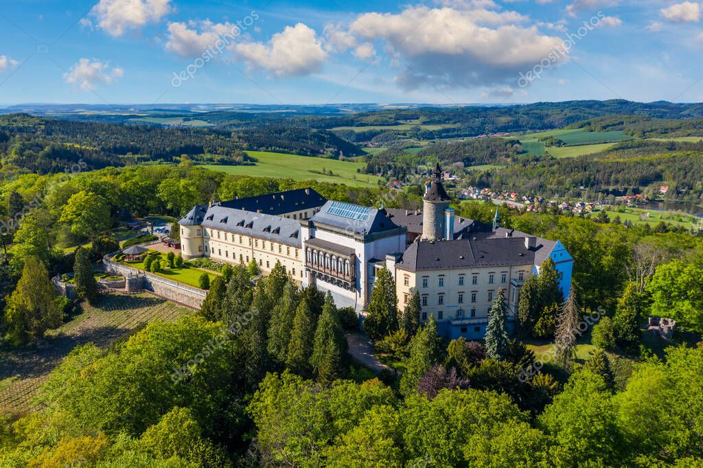 Vista superior del castillo medieval de Zbiroh. República Checa ...