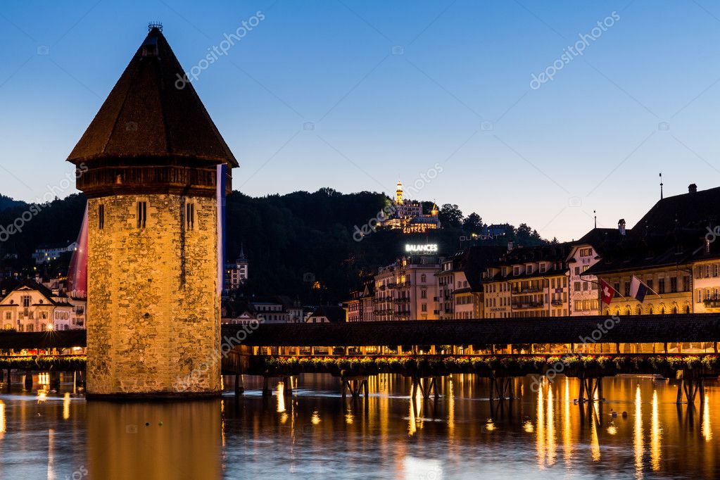 Vistas del famoso puente Kapellbruecke al atardecer 2024