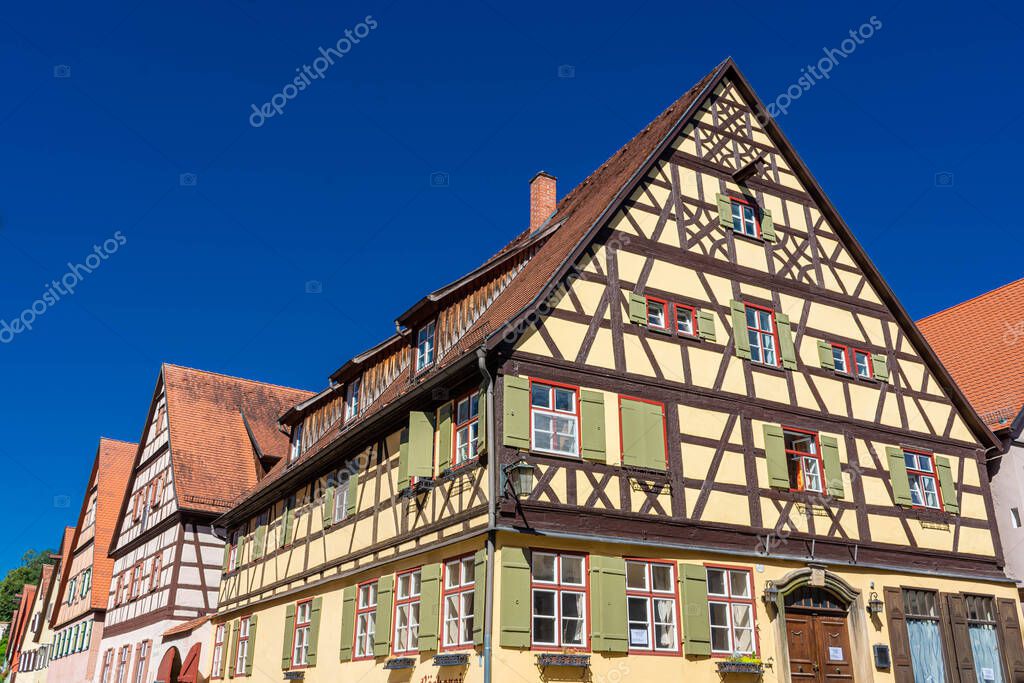 DINKELSBUHL, ALEMANIA, 27 DE JULIO DE 2020: Coloridas y antiguas casas ...