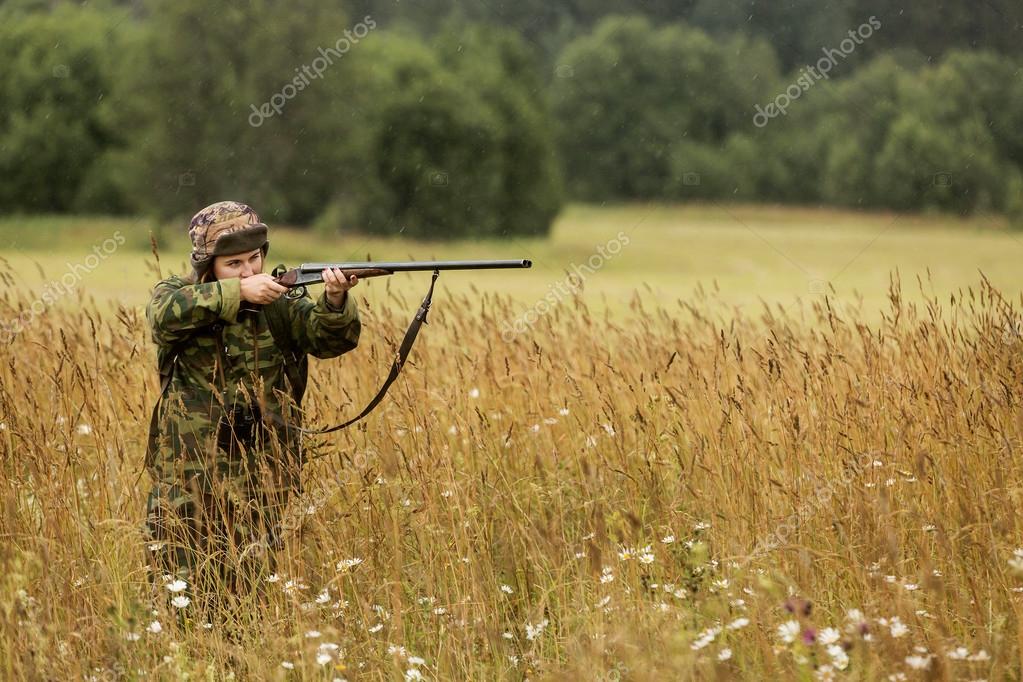 Woman hunter in forest — Stock Photo © Scharfsinn #119665016