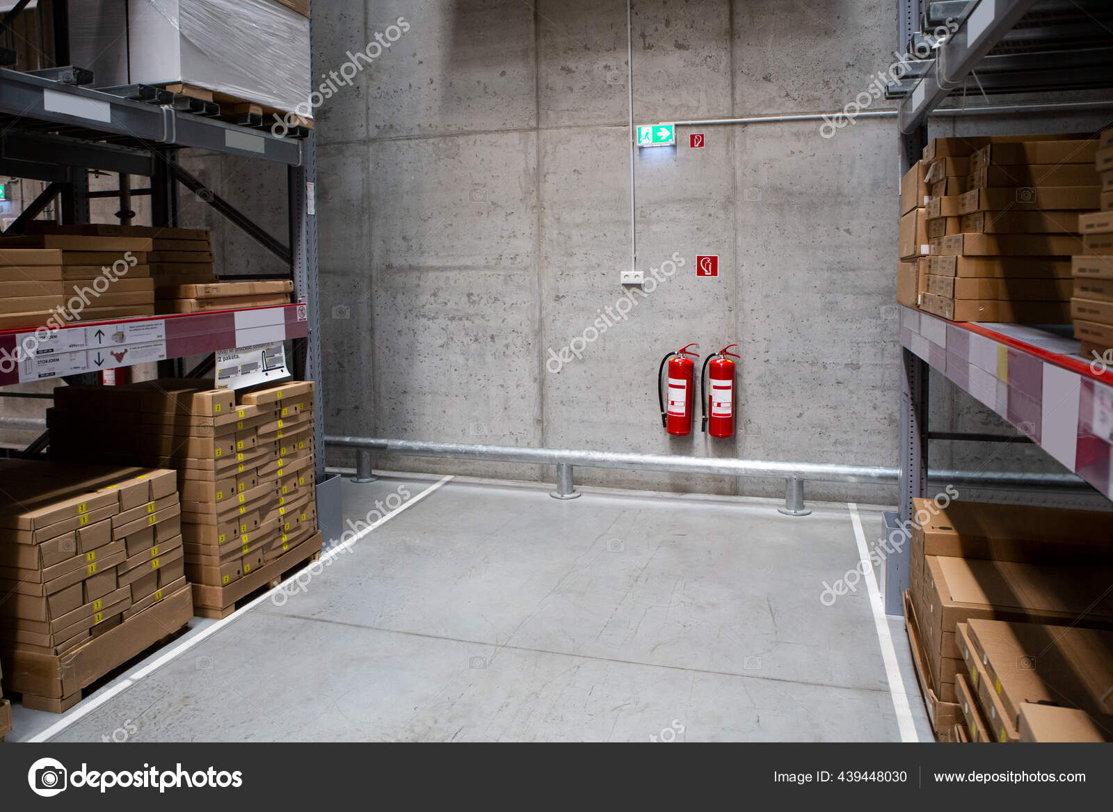 Extintores en el almacén — Foto de stock #439448030 © Scharfsinn