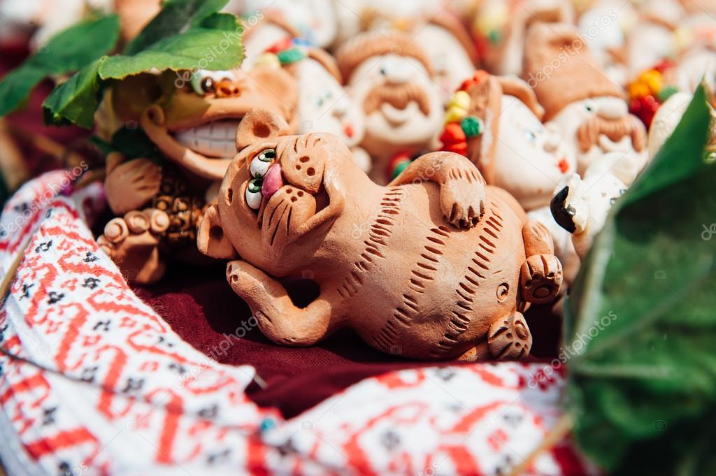 Many Ukrainian souvenirs - clay figurines cat — Stock Photo © rubanok.i ...
