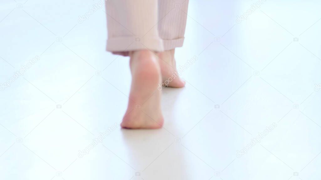 desenfoque, Vista lateral de cerca de piernas de pies de mujer ...